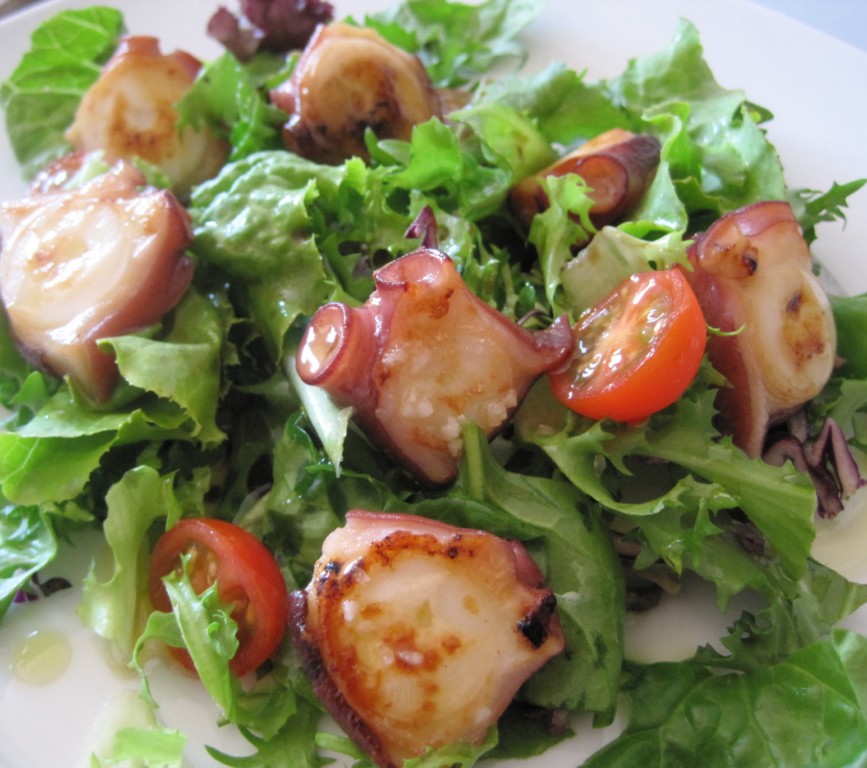la cocina de aficionado: Ensalada con pulpo a la plancha